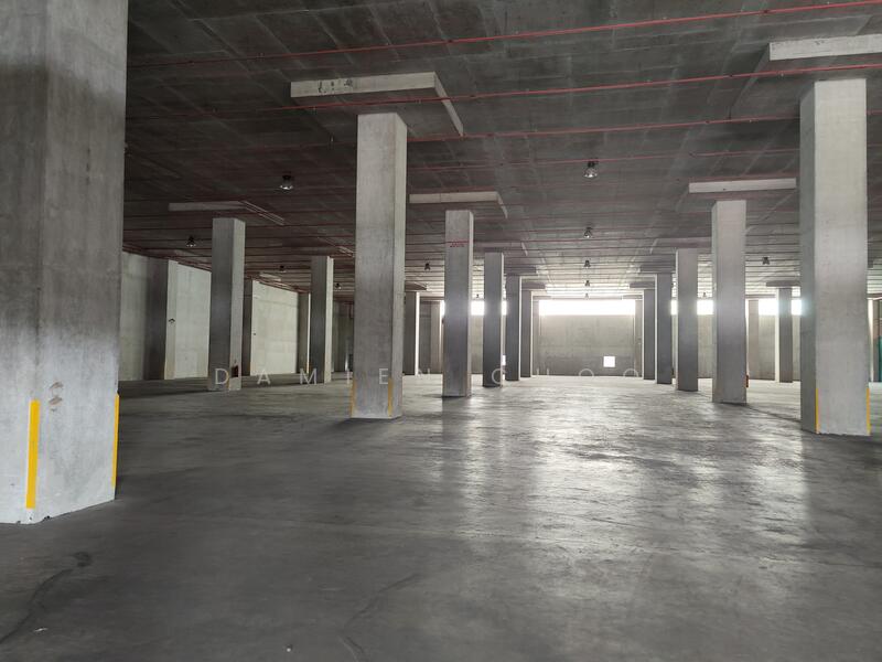 High ceiling warehouse with loading bay, , 25,000 sqft, Warehouse For ...