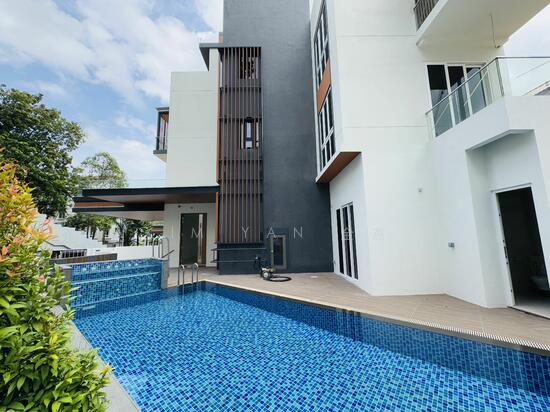 Brand New & Luxury Bungalow/Lift& Pool/8 bedrooms all ensuite,park 5 ...