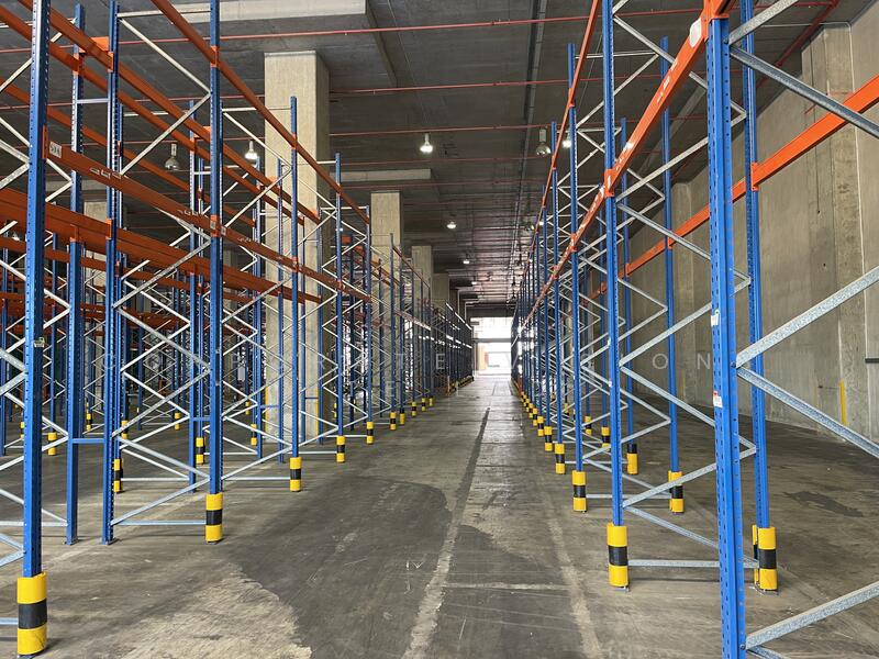 Ramp Up Warehouse with Rackings 23,000sqft 3 Dedicated Loading Bays ...