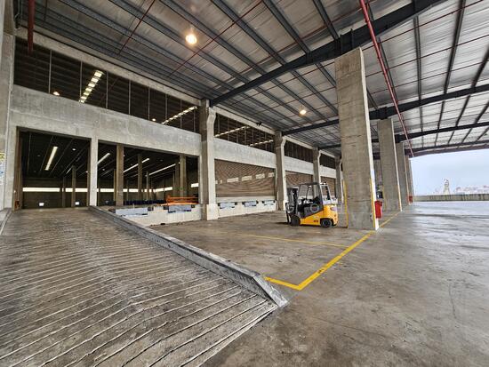 Direct 40 Footer Container Accessible Warehouse with Loading Bays ...