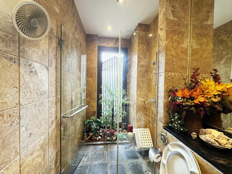 Majestic Detached With Huge Garden For Sale! Detached House For Sale at ...