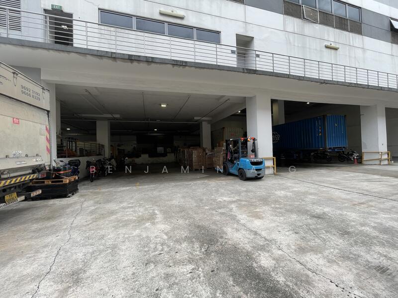 B2 unit - Regular Layout / Large Floorplate / 40' Footer / Multiple ...