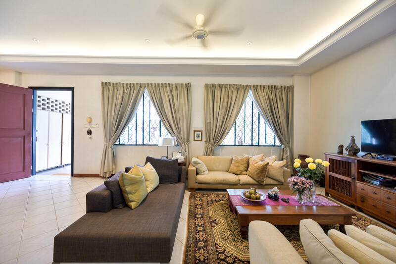 Freehold District 19 Corner Terrace. 5min Stroll to Serangoon MRT & Nex ...