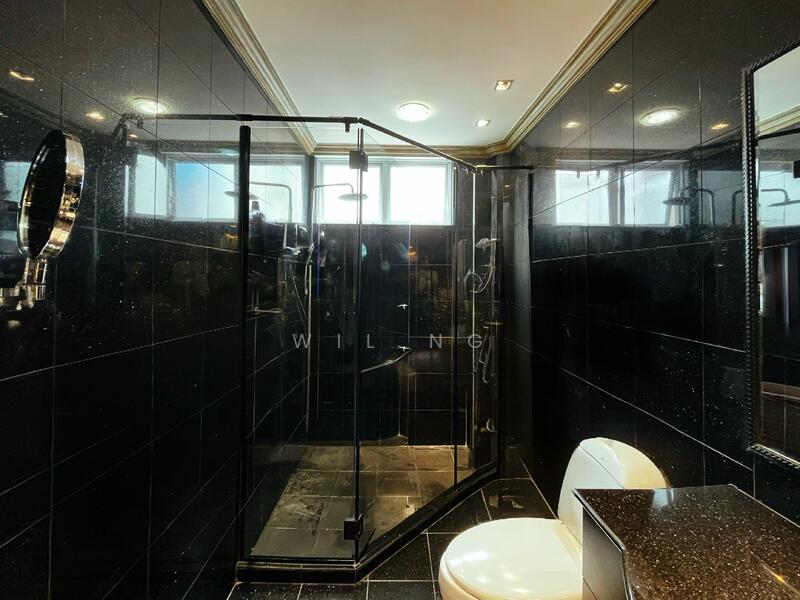 A Well Build Home With Wide Frontage @ Phoenix! Walking Distance To MRT ...