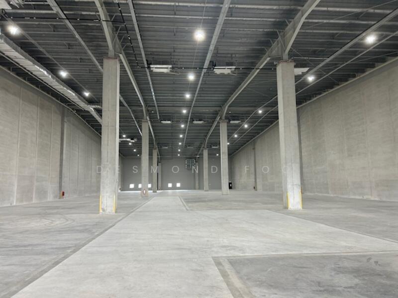 High ceiling aircon warehouse | Private loading bays | Ramp up ...