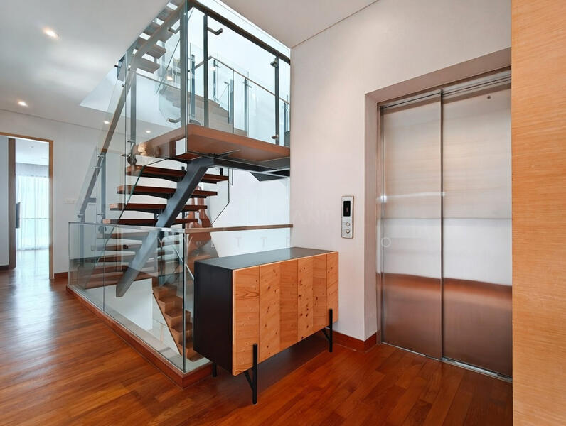 ️GIANT⚡️Rare MBS View from Attic! Freehold 4 Lvls Semi-D w Pools & Lift ...