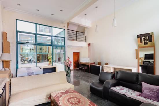 ⭐️⭐️LANDED7772@ $1,5xx psf Terrace with 6 Bedrooms at Bartley | Near ...