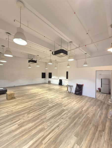 renovated window unit with waterpoint!, studio showroom office store ...