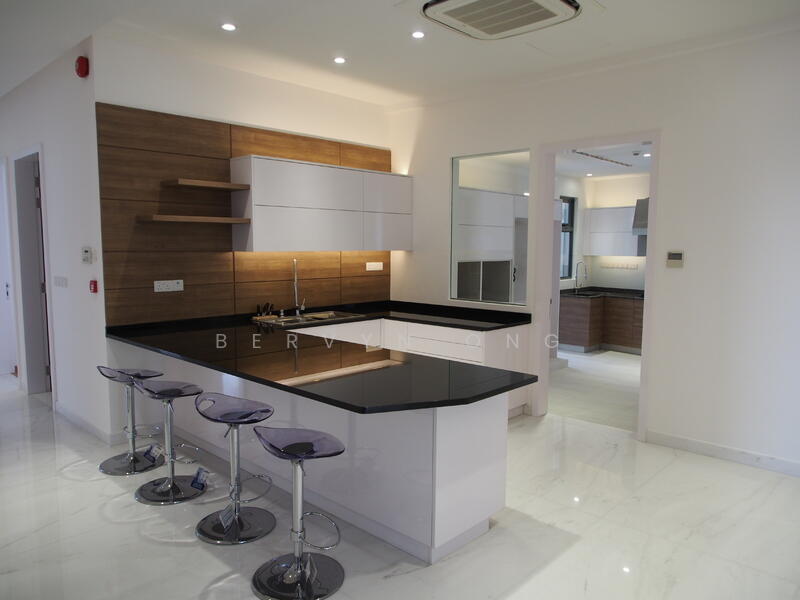 Rare! Quiet and Serene unit in landed enclave near to Nassim Vicinity! Close Proximity to town ...