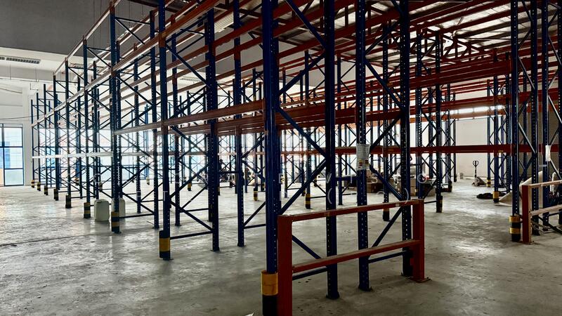 9200sqft Warehouse Full Racks 10 Bays 6m Ceiling Woodlands, Attractive ...